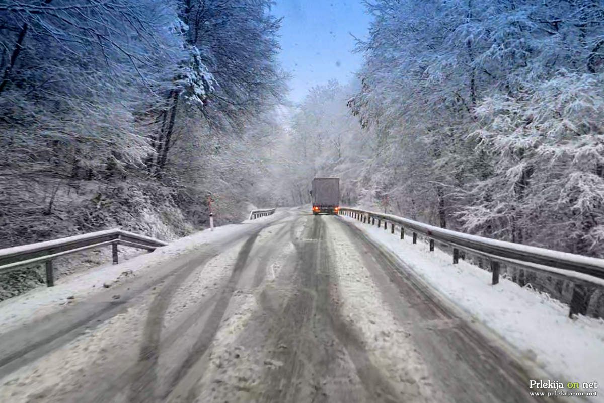 Po vsej državi je močno snežilo, ponekod so nastajali zastoji | Prlekija-on.net
