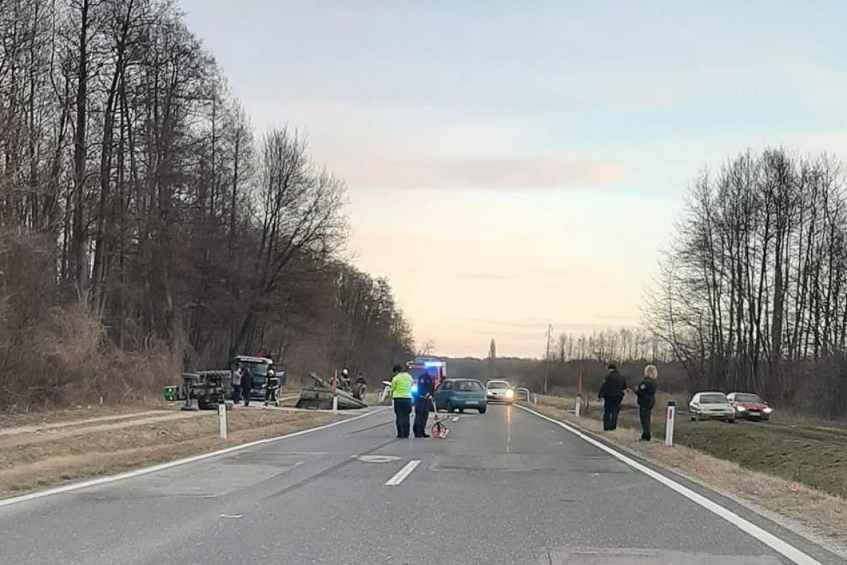 Osebno vozilo trčilo v traktorsko prikolico | Prlekija-on.net
