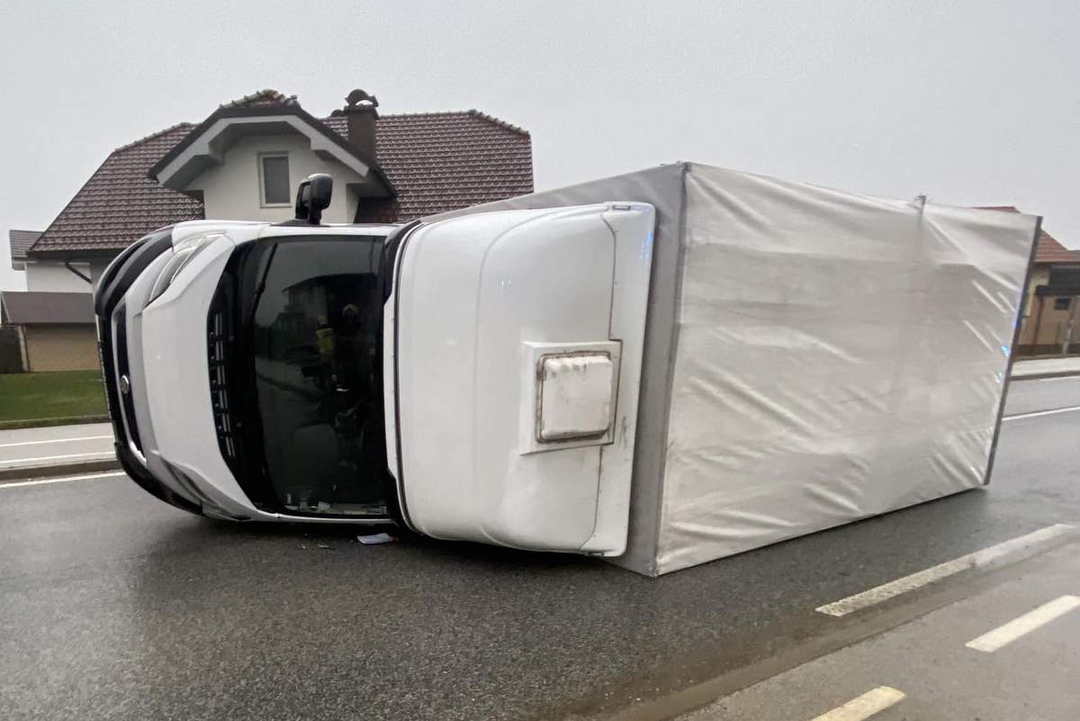 Tovorno vozilo se je prevrnilo na bok | Prlekija-on.net