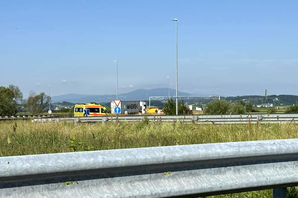 Zaradi prometne nesreče popolna zapora avtoceste, nastajajo zastoji ...