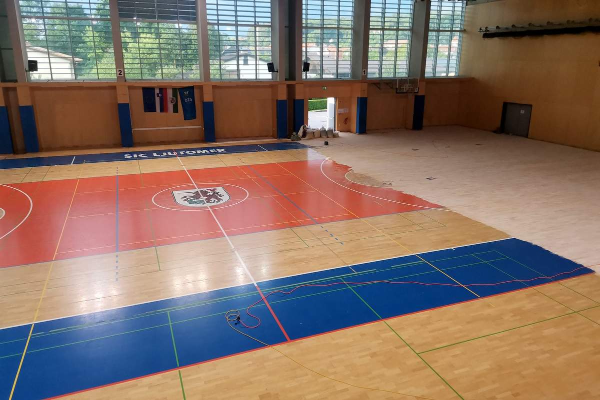 Obnova parketa v dvorani ŠIC Ljutomer v polnem teku | Prlekija-on.net
